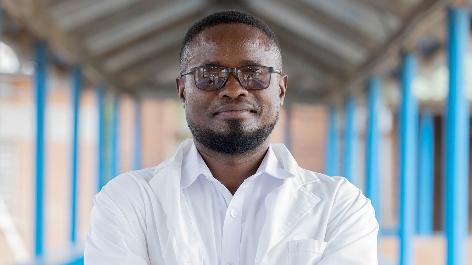 Eye health hero: Alinafe cuts the queues | Sightsavers