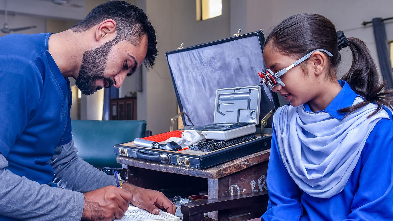 What happens during an eye test? | Eye conditions | Sightsavers